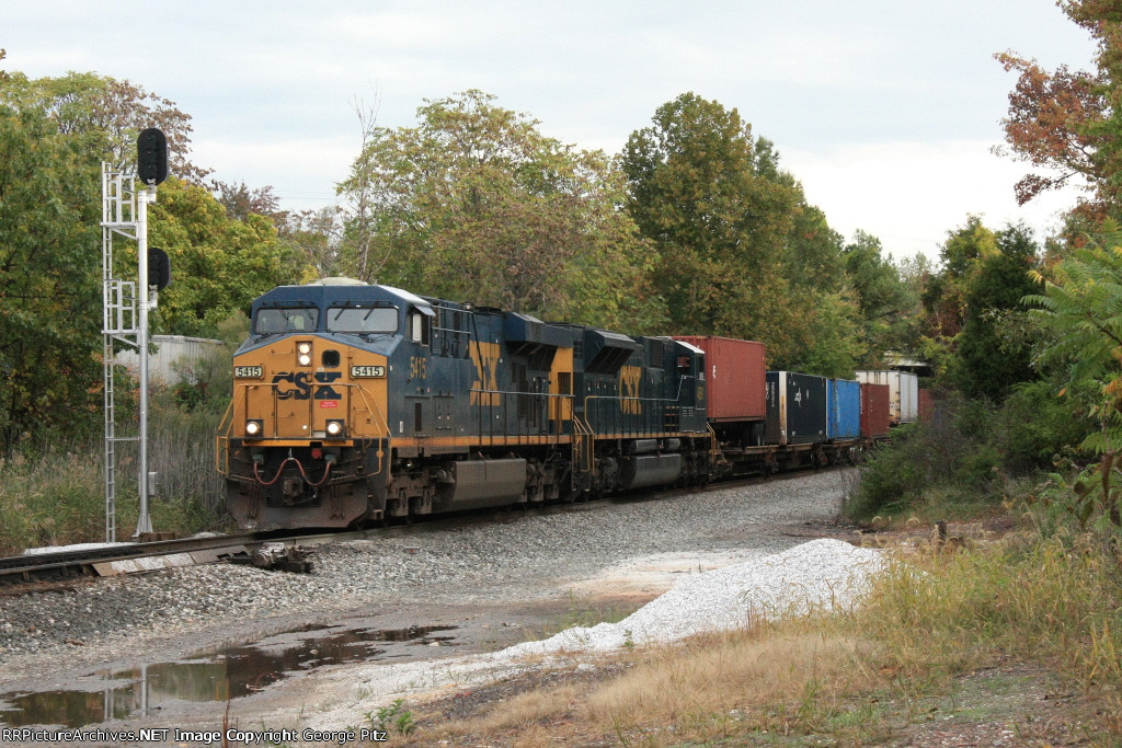 CSX 5415 and train Q031